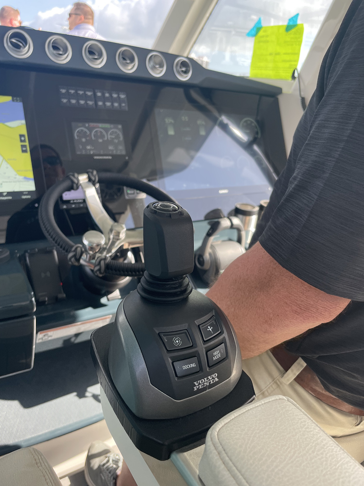 2022 Solace 415 CS - Power Boating Magazine